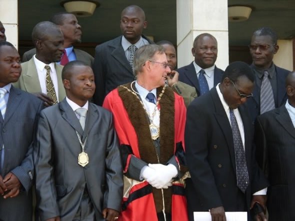 Zanu PF thugs forcefully evict Mutare Mayor – Nehanda Radio