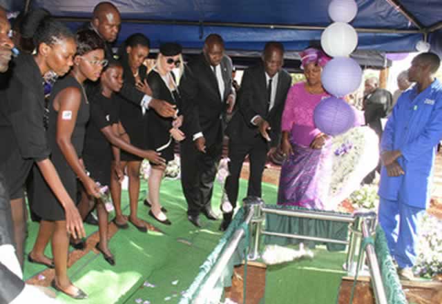 Jonathan Moyo's daughter buried in Harare – Nehanda Radio