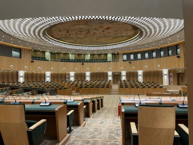 Chinese builders unveil Zimbabwe's new parliament - PICTURES – Nehanda ...