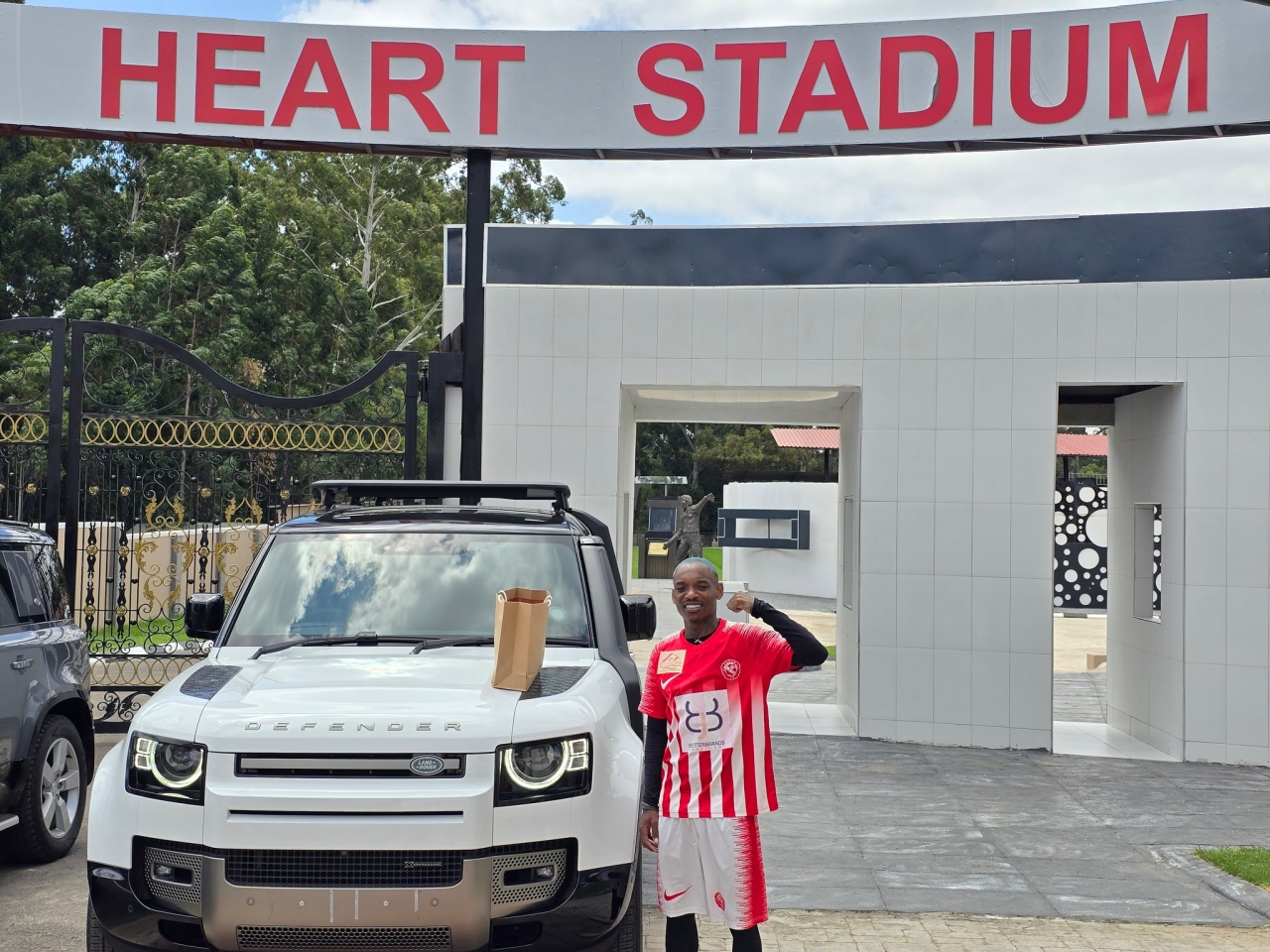 Billiat receives LandRover Defender as part of signing on package at ...