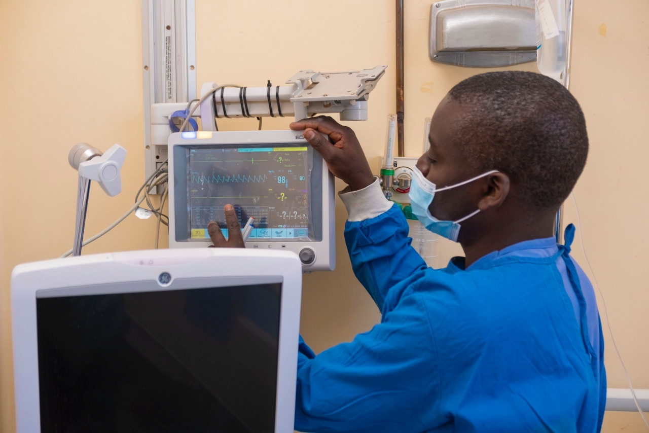 Masiyiwa's donate US$240k worth of maternity equipment for three ...